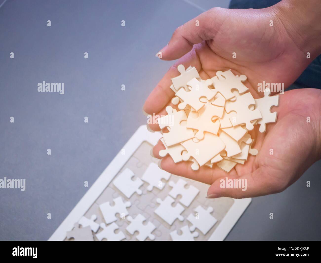 Human hands holding jigsaw pieces hi-res stock photography and images ...