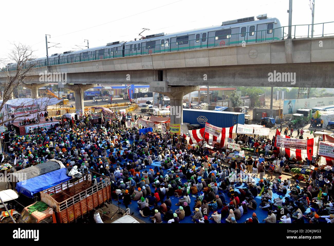 Delhi Haryana Tikri Border. 15th Dec, 2020. Farmers take part in a sit ...