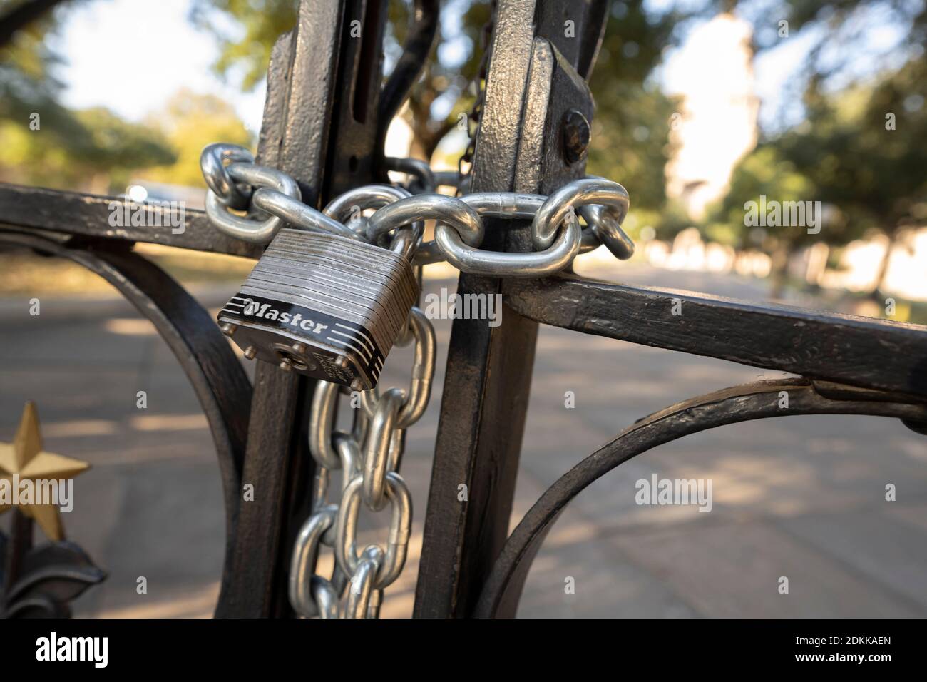 Locked gates hi-res stock photography and images - Alamy