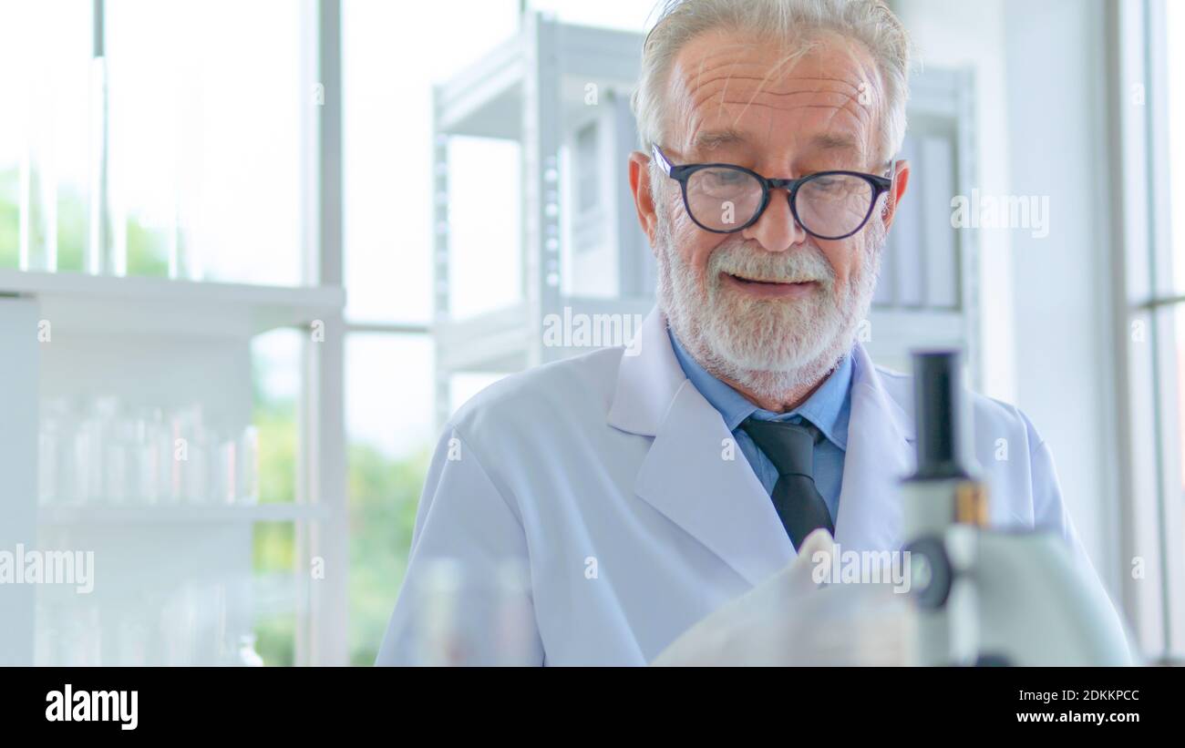 Forensic scientist hair hi-res stock photography and images - Alamy