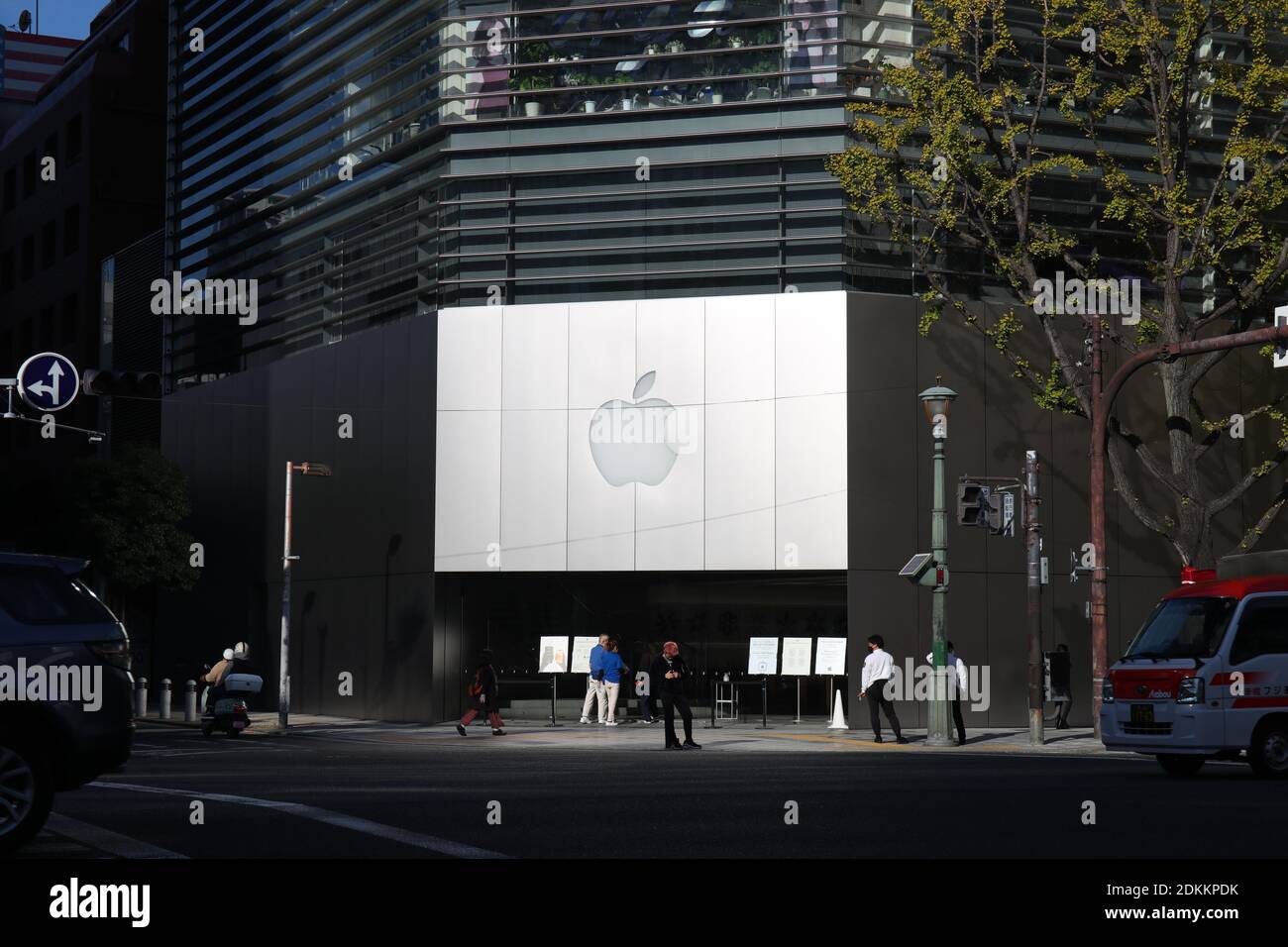 Apple store in osaka hi-res stock photography and images - Alamy