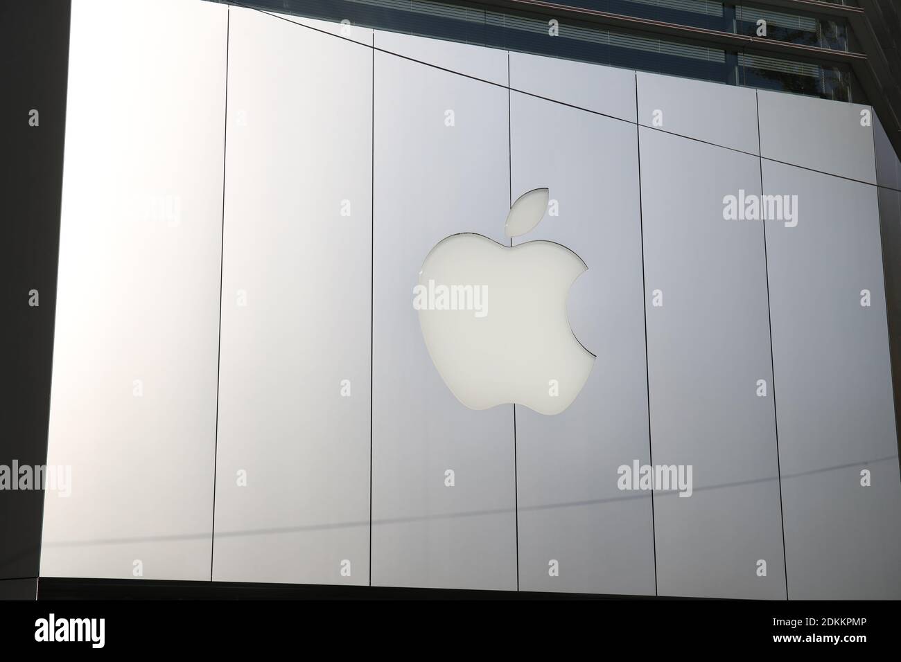 Apple store in osaka hi-res stock photography and images - Alamy