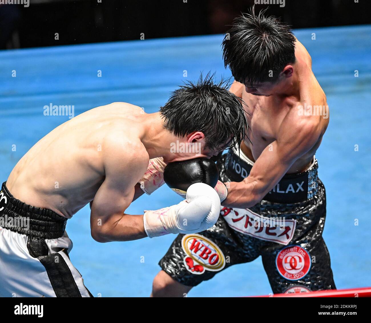 Tokyo, Japan. 14th Dec, 2020. (L-R) Kenta Nakagawa, Ryoji Fukunaga Boxing : WBO Asia Pacific ...