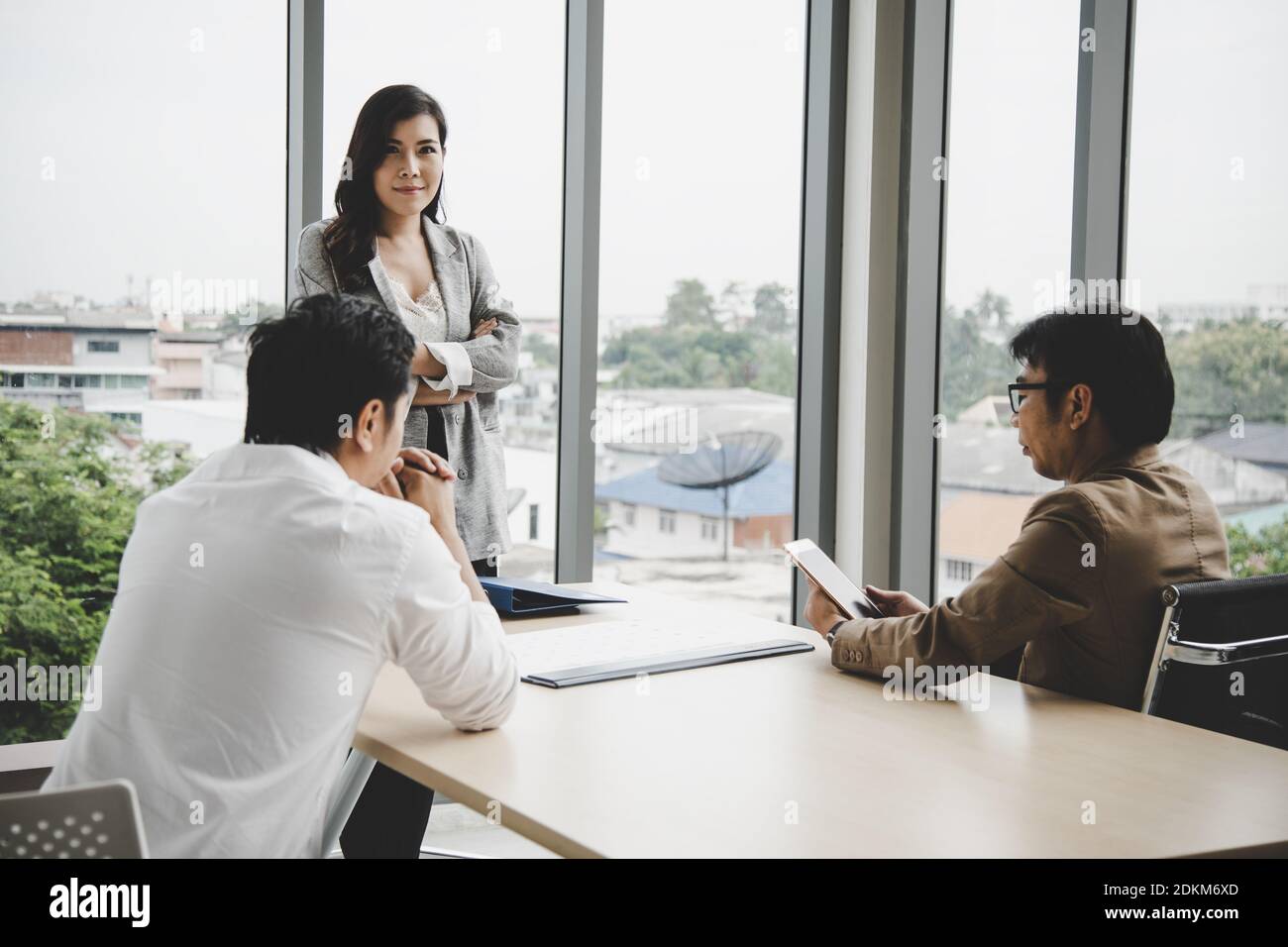 Three discussing report tablet hi-res stock photography and images - Alamy