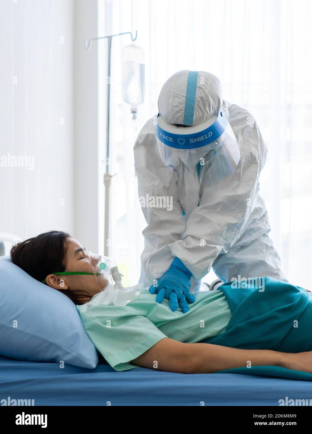 Chest compression hospital hi-res stock photography and images - Alamy