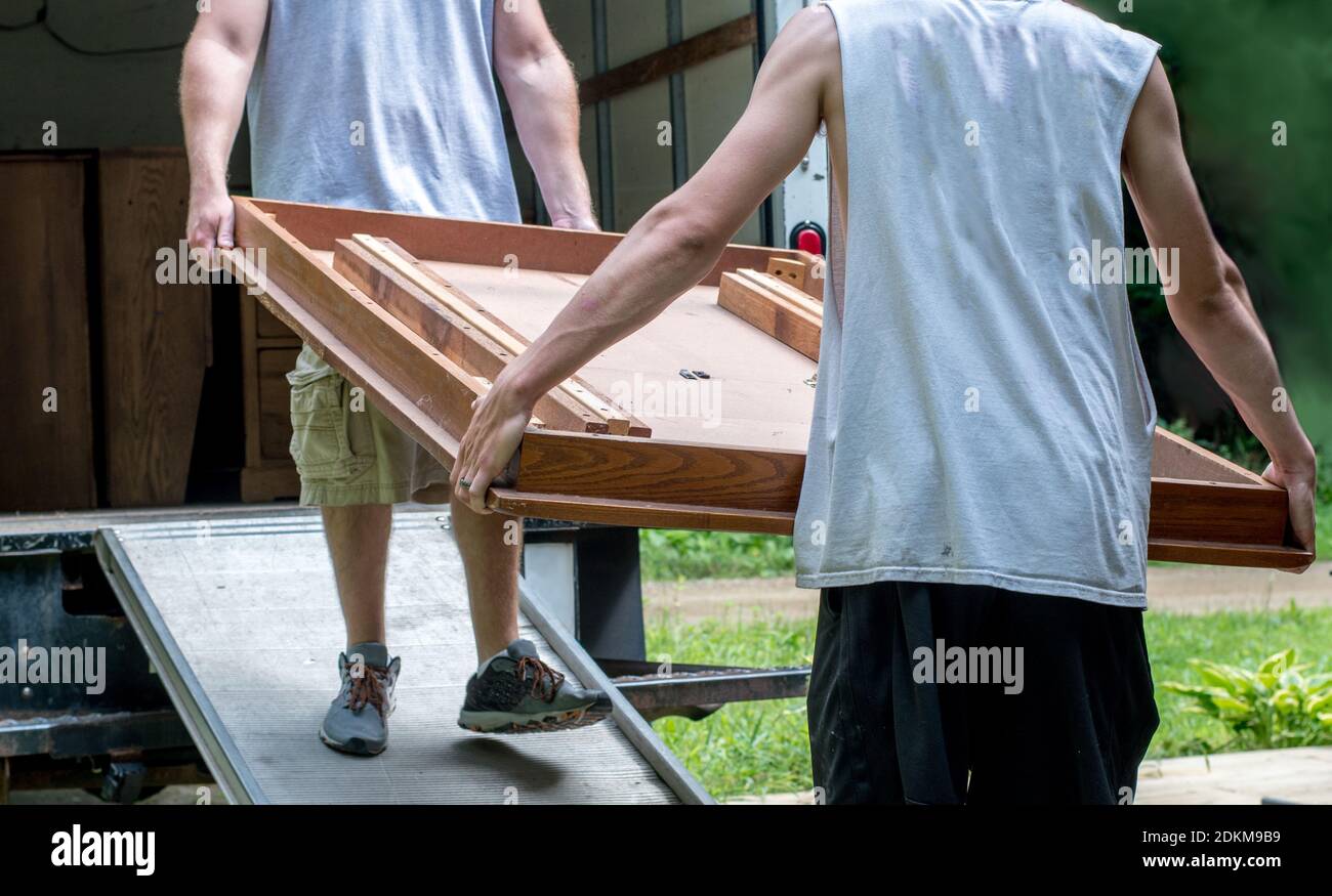 Unpacking van hi-res stock photography and images - Alamy