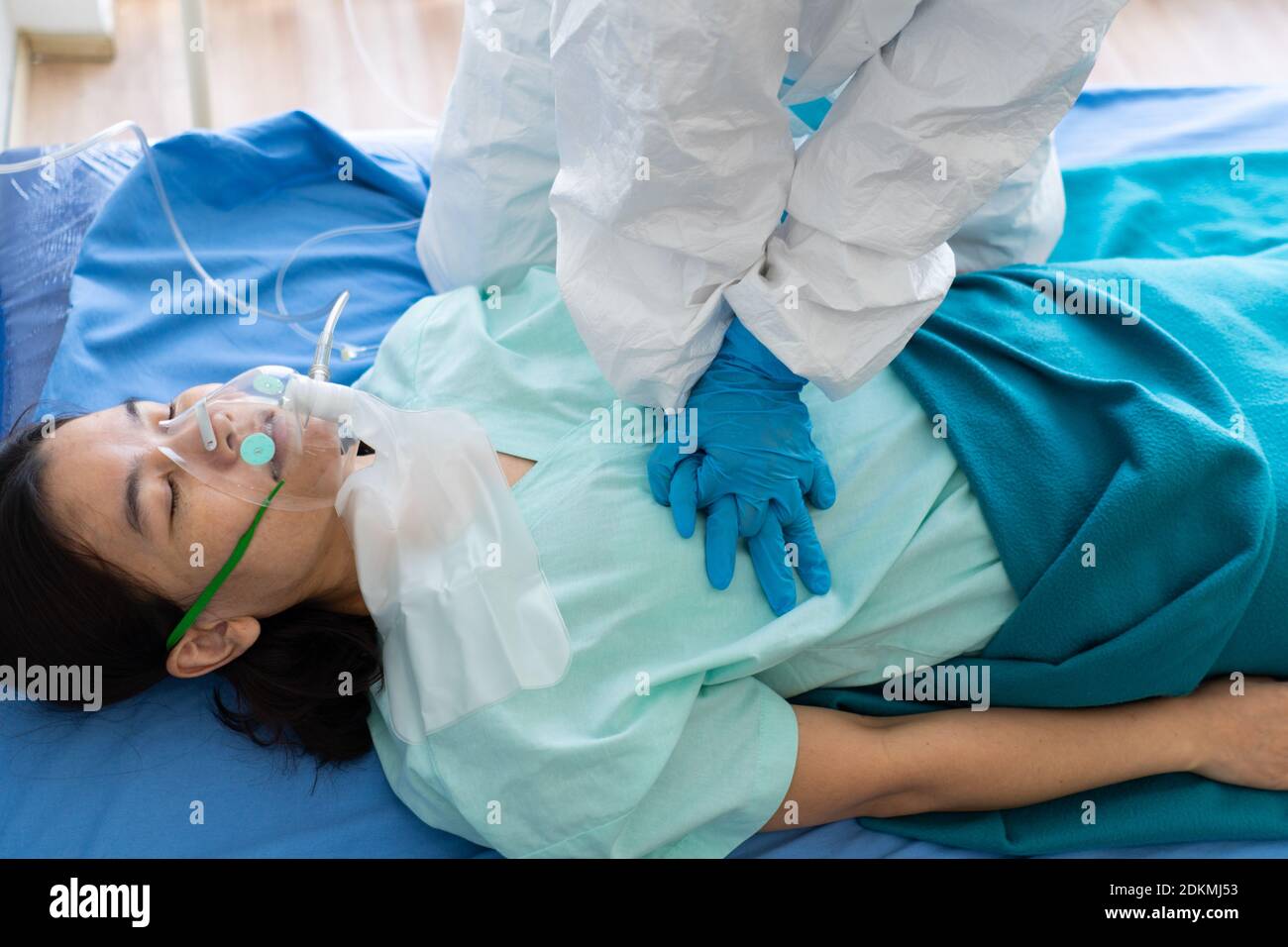 Chest compression hospital hi-res stock photography and images - Alamy