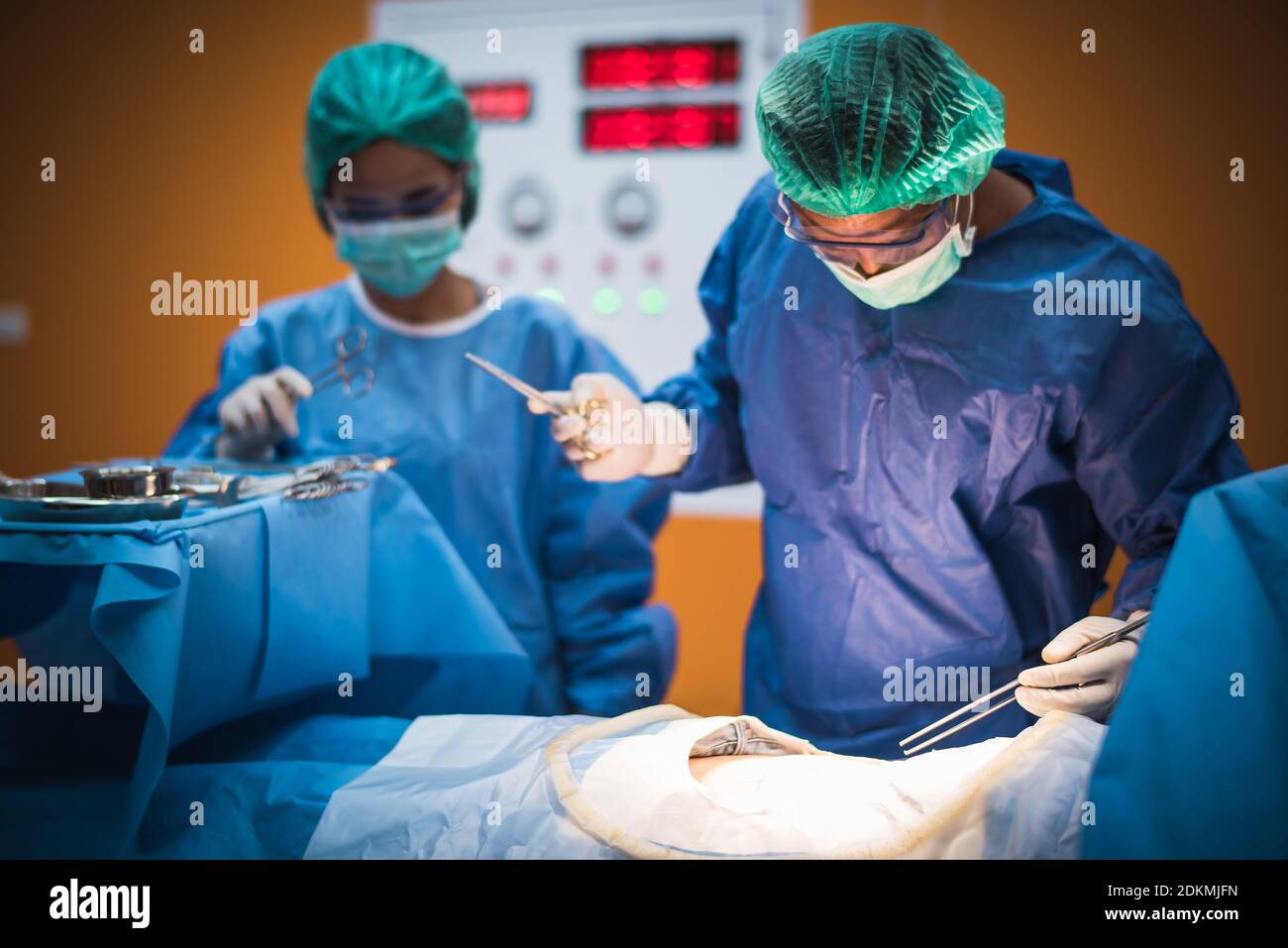 Doctors team building hi-res stock photography and images - Alamy