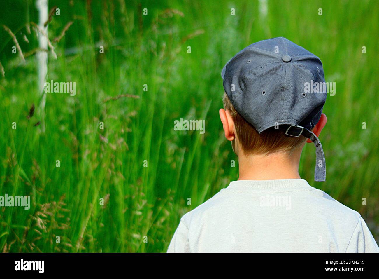 Boy wearing cap rear view hi-res stock photography and images - Alamy