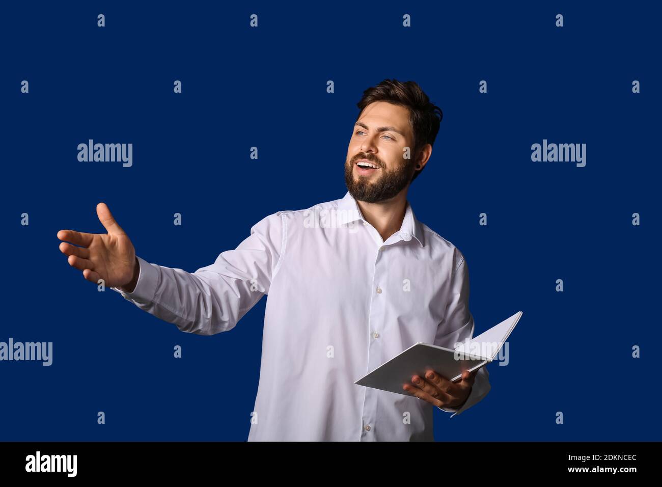 Actor reading book hi-res stock photography and images - Alamy