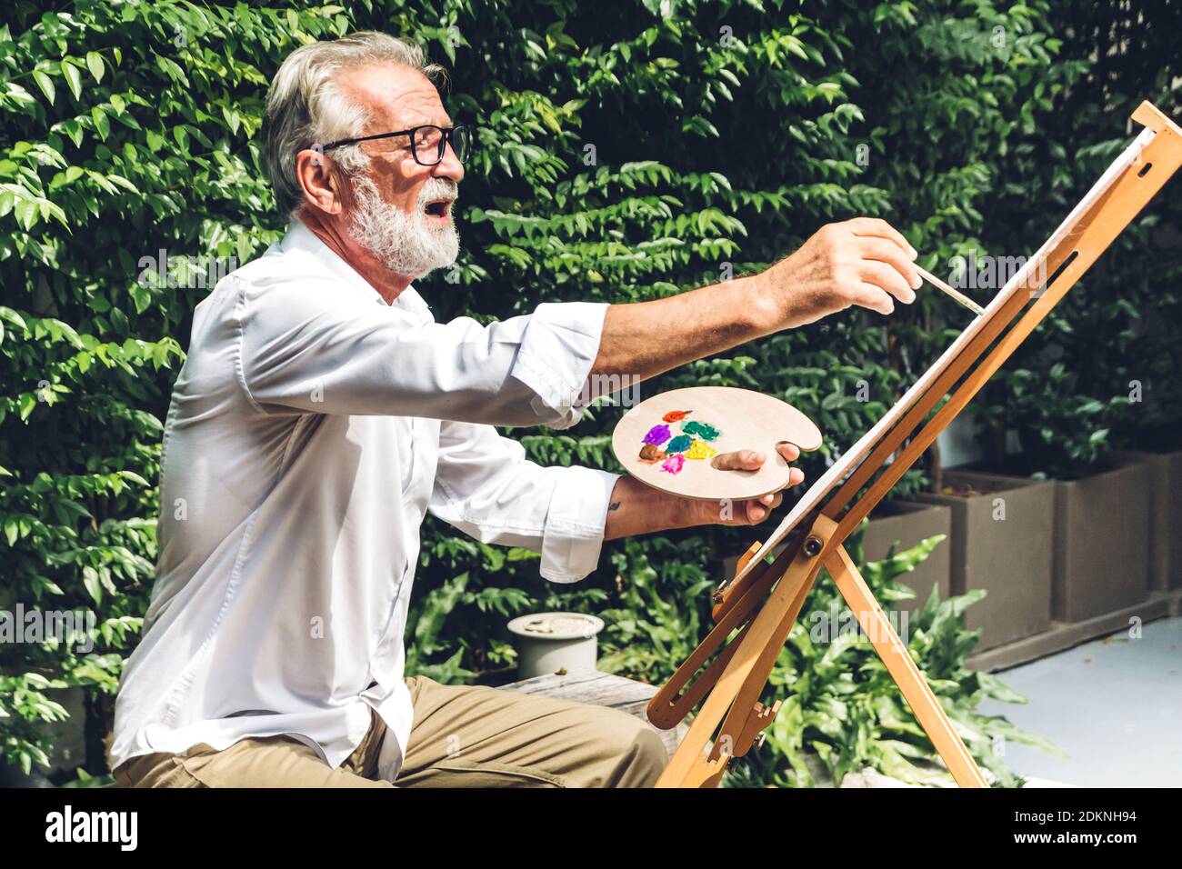 Man painting canvas hi-res stock photography and images - Alamy