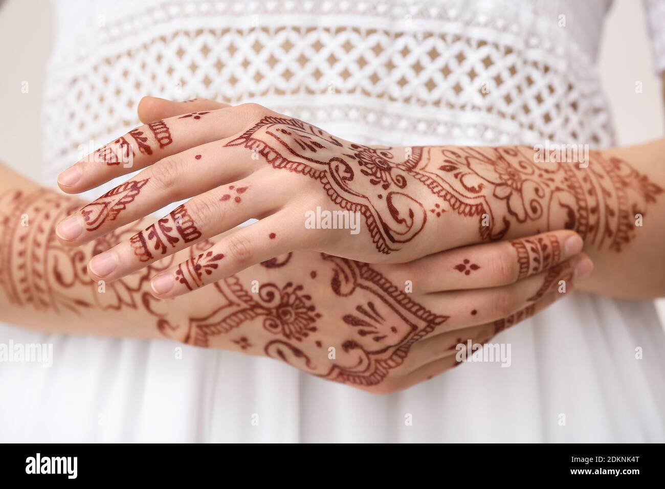 Indian muslim girl henna hands hi-res stock photography and images - Alamy