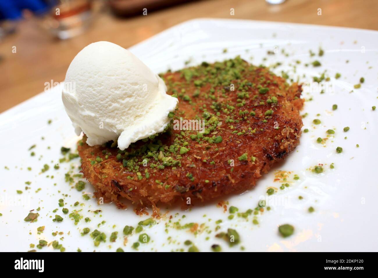 Wite plate hi-res stock photography and images - Alamy