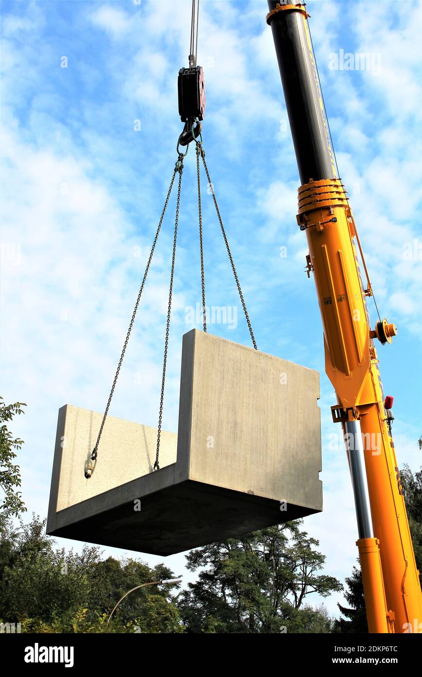 Crane lifting prefabricated wall panel hi-res stock photography and ...