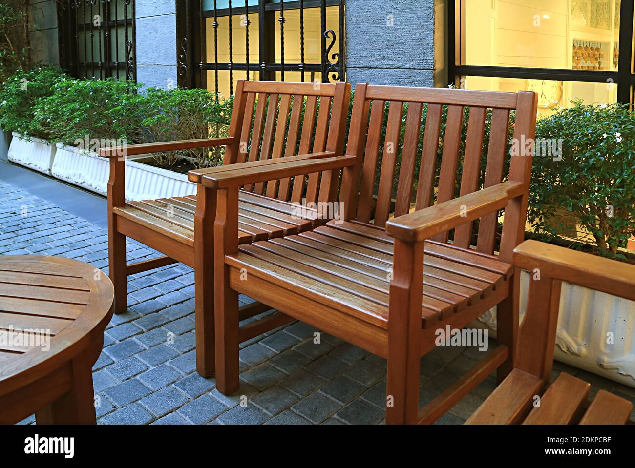 Empty wooden chairs in the garden Stock Photo - Alamy