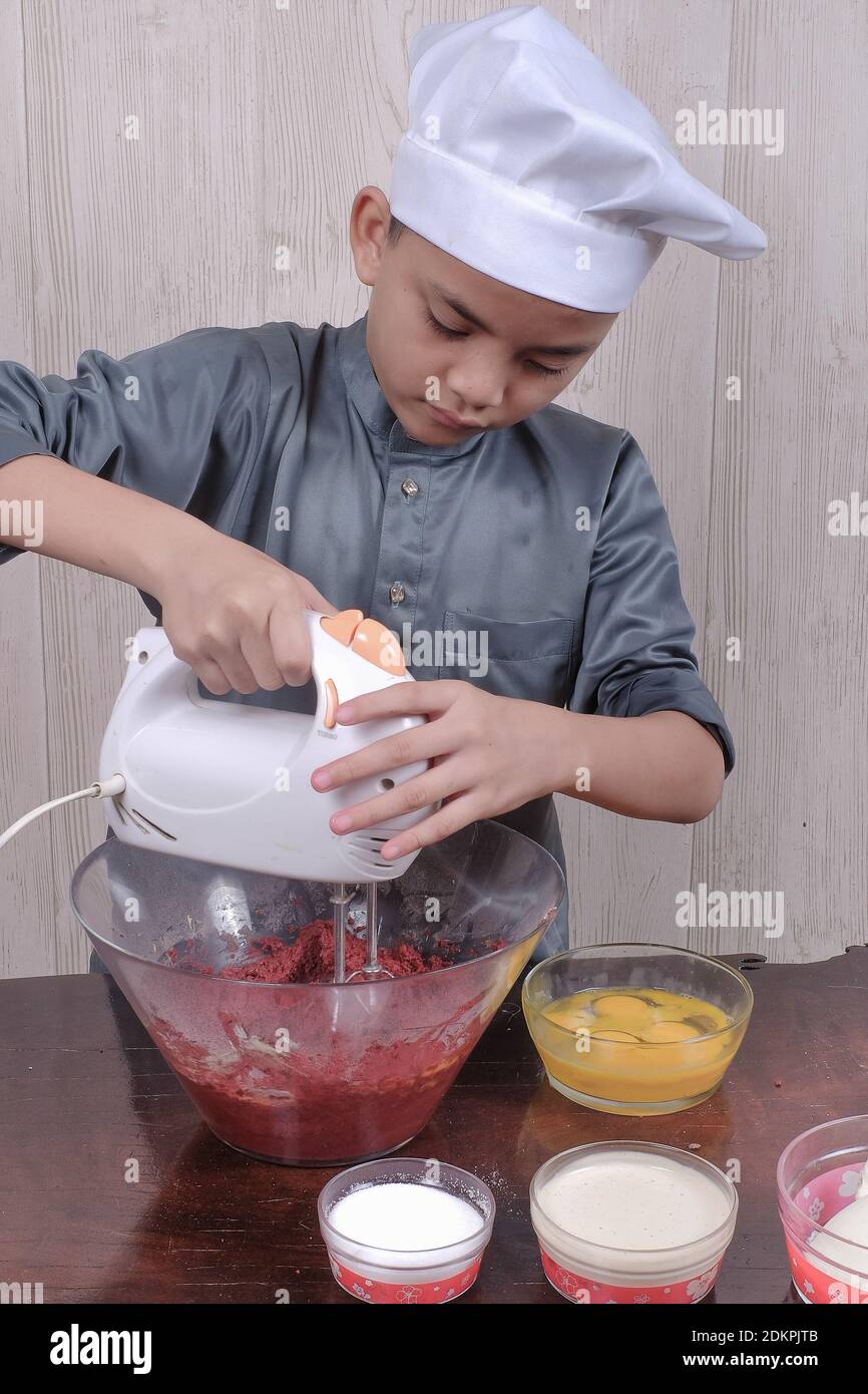 Child 10 making cake hi-res stock photography and images - Alamy
