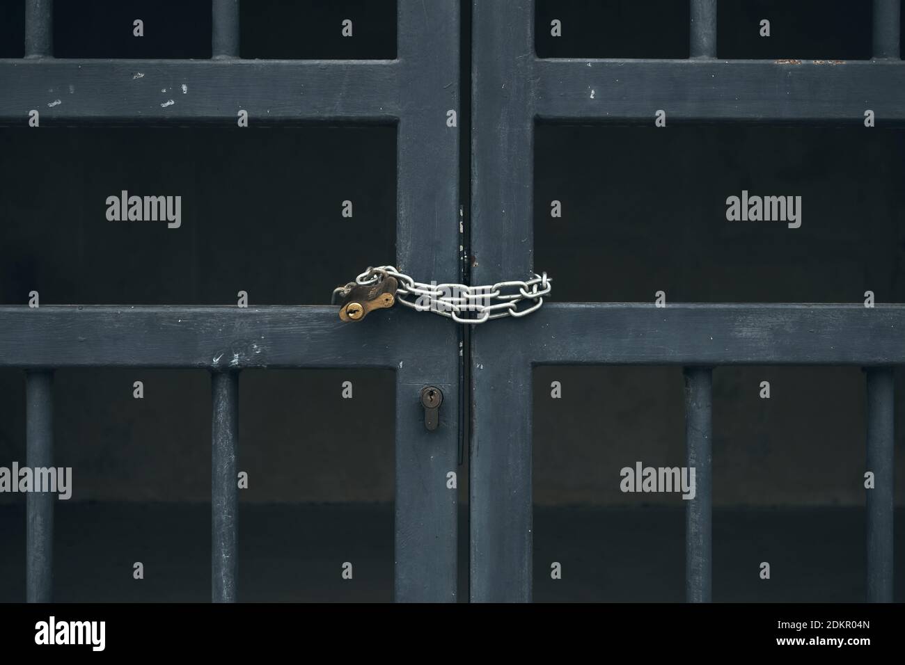 Closed metal gates hi-res stock photography and images - Alamy