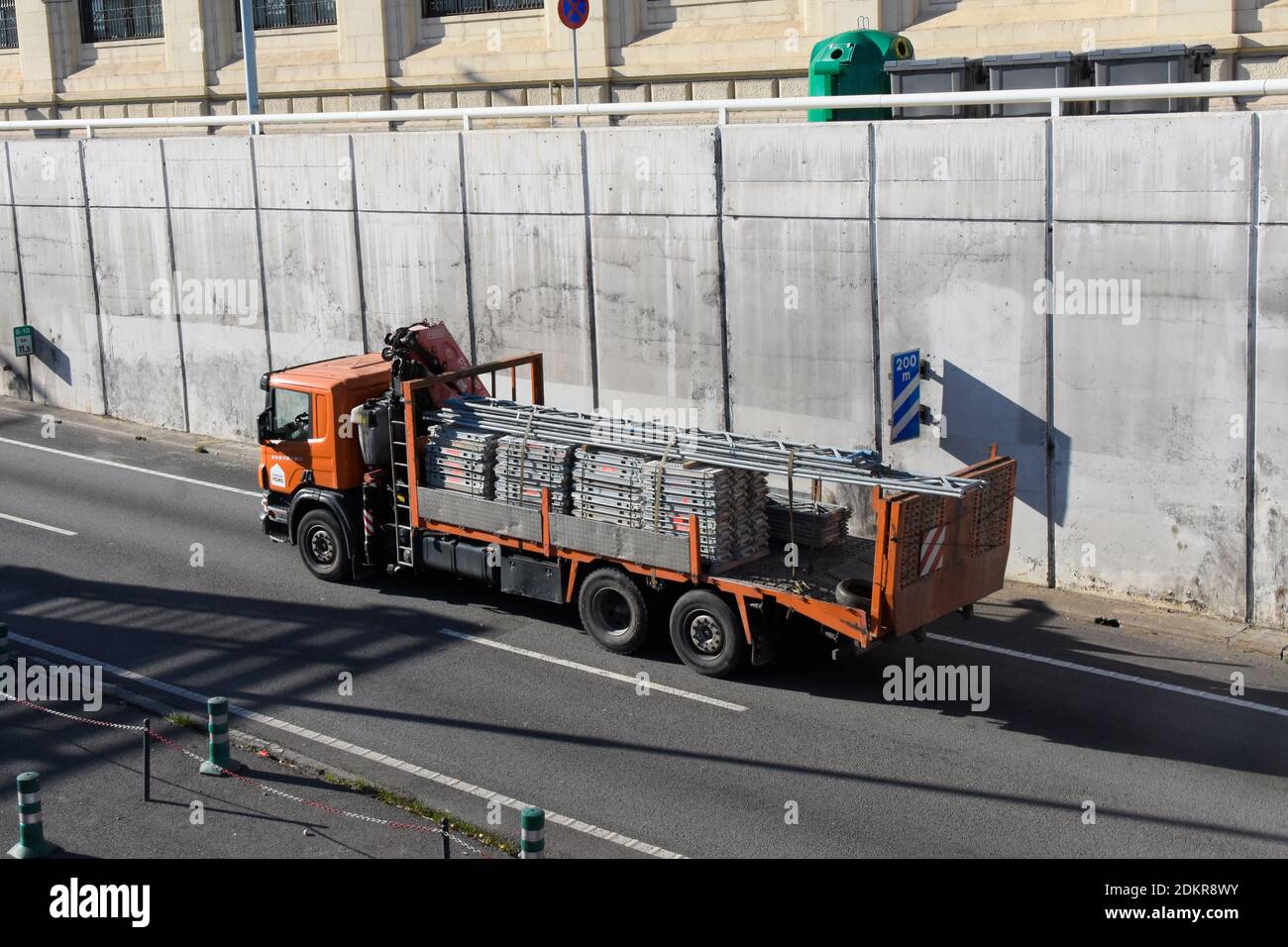 Truck transporting scaffolding on trailer Stock Photo - Alamy