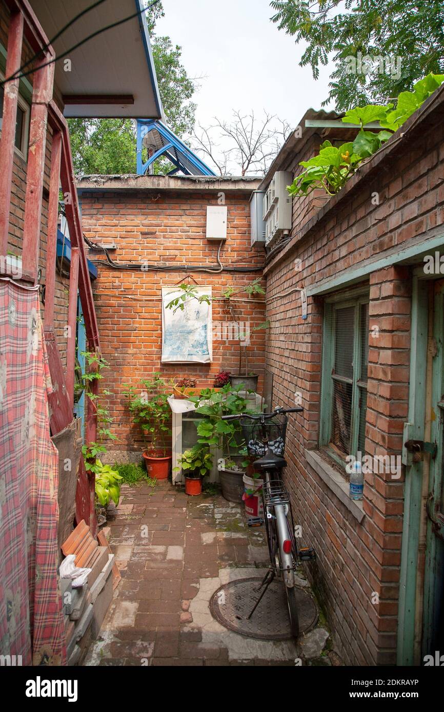Small alleyway house home in Beijing Hutong China Stock Photo - Alamy