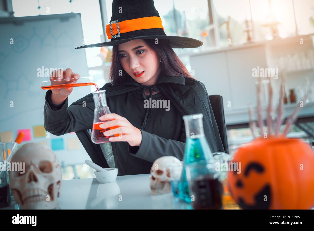 Horror woman experiment hi-res stock photography and images - Alamy