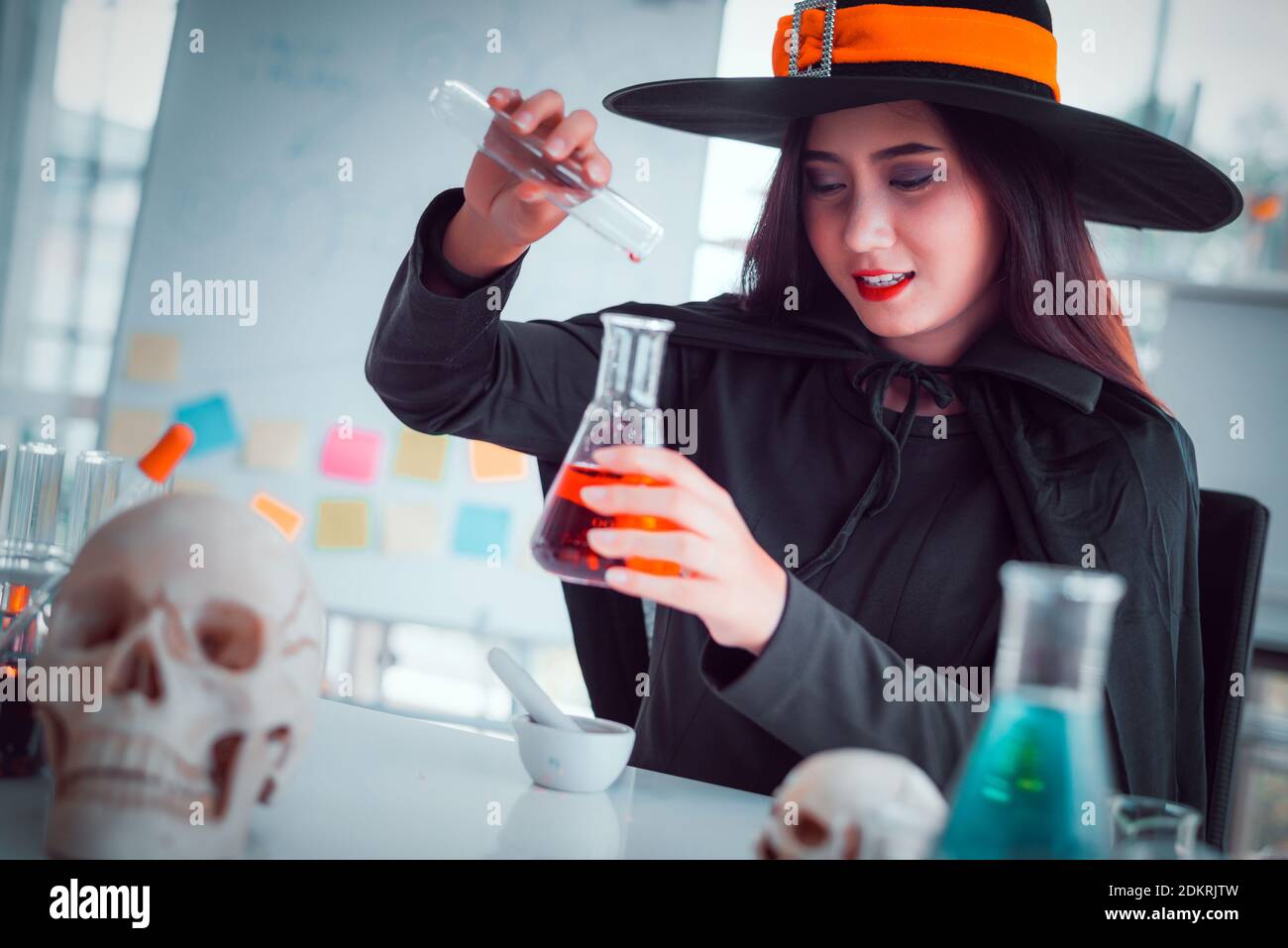Horror woman experiment hi-res stock photography and images - Alamy
