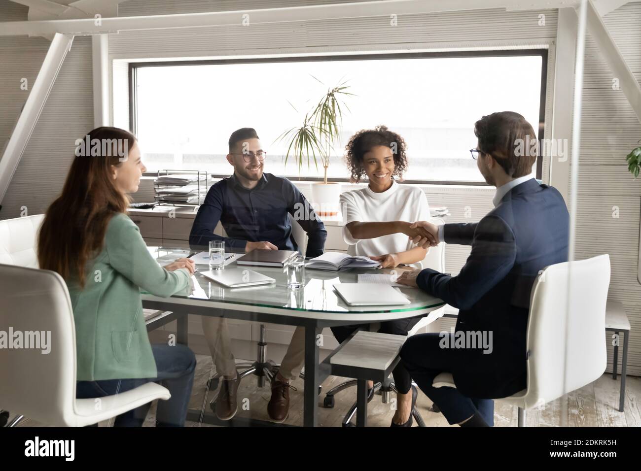 Multiracial handshake hi-res stock photography and images - Alamy