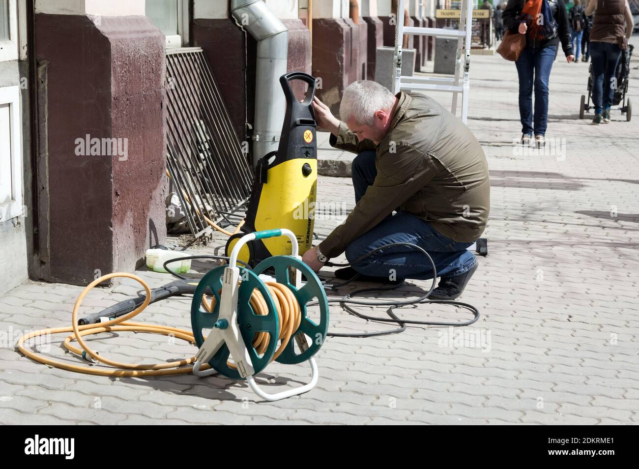 Person washing cleaning windows hi-res stock photography and images - Alamy