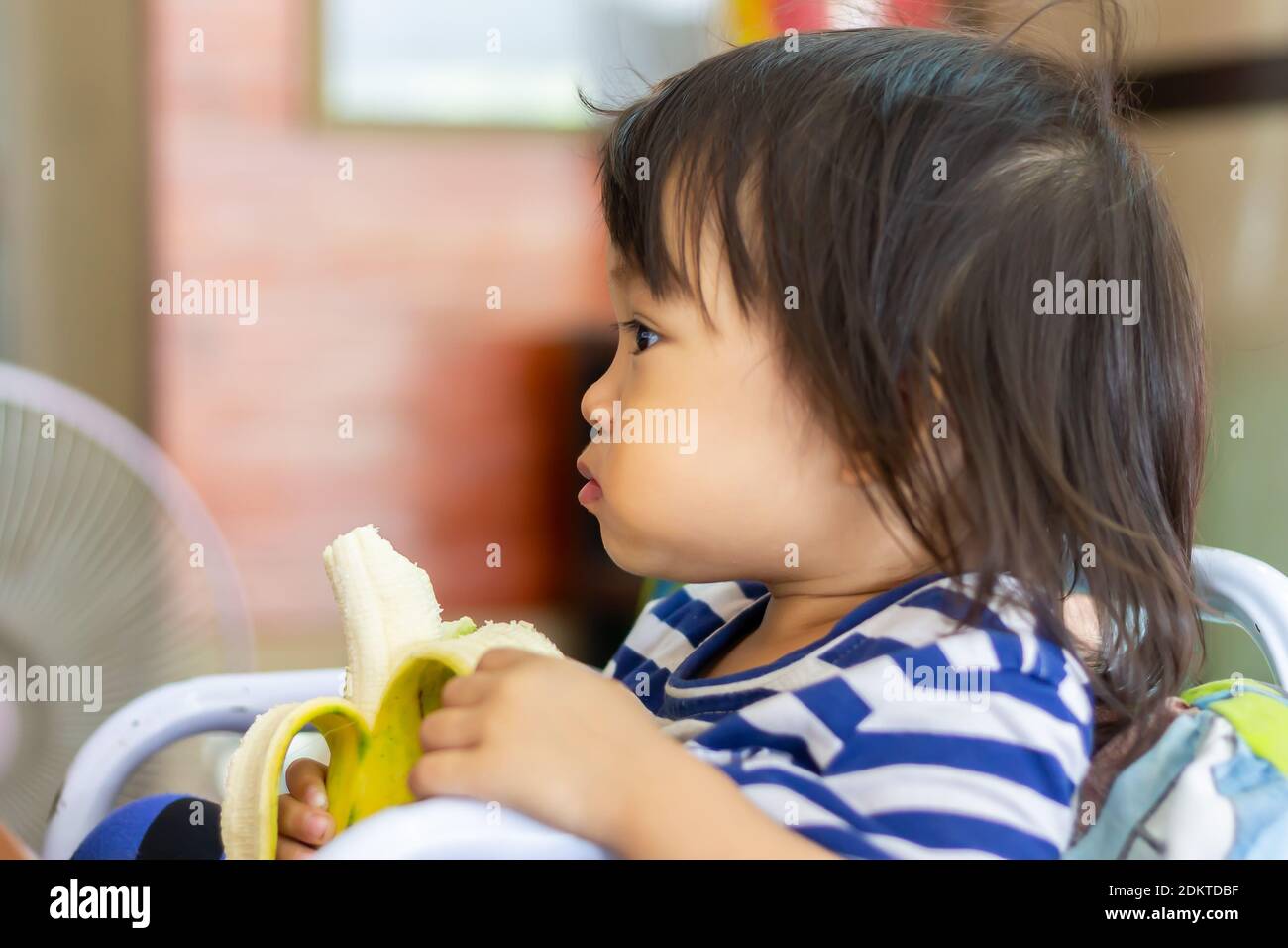 Japanese eating banana hi-res stock photography and images - Alamy