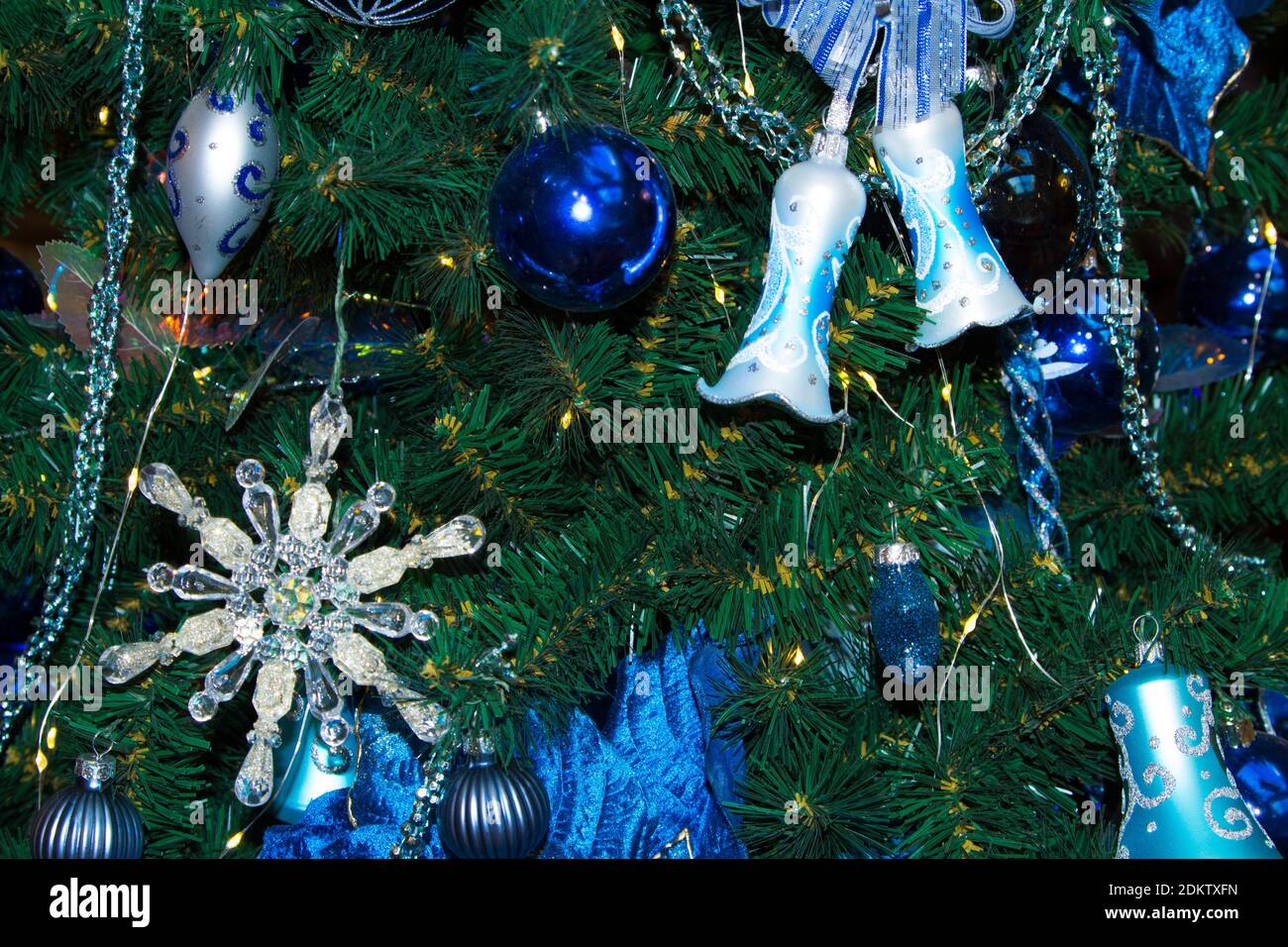 Balloons in tree hi-res stock photography and images - Alamy
