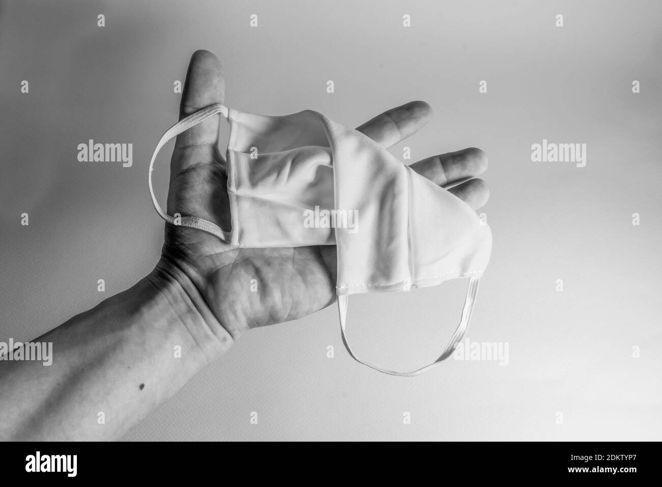 Hand holding oxygen mask Black and White Stock Photos & Images - Alamy