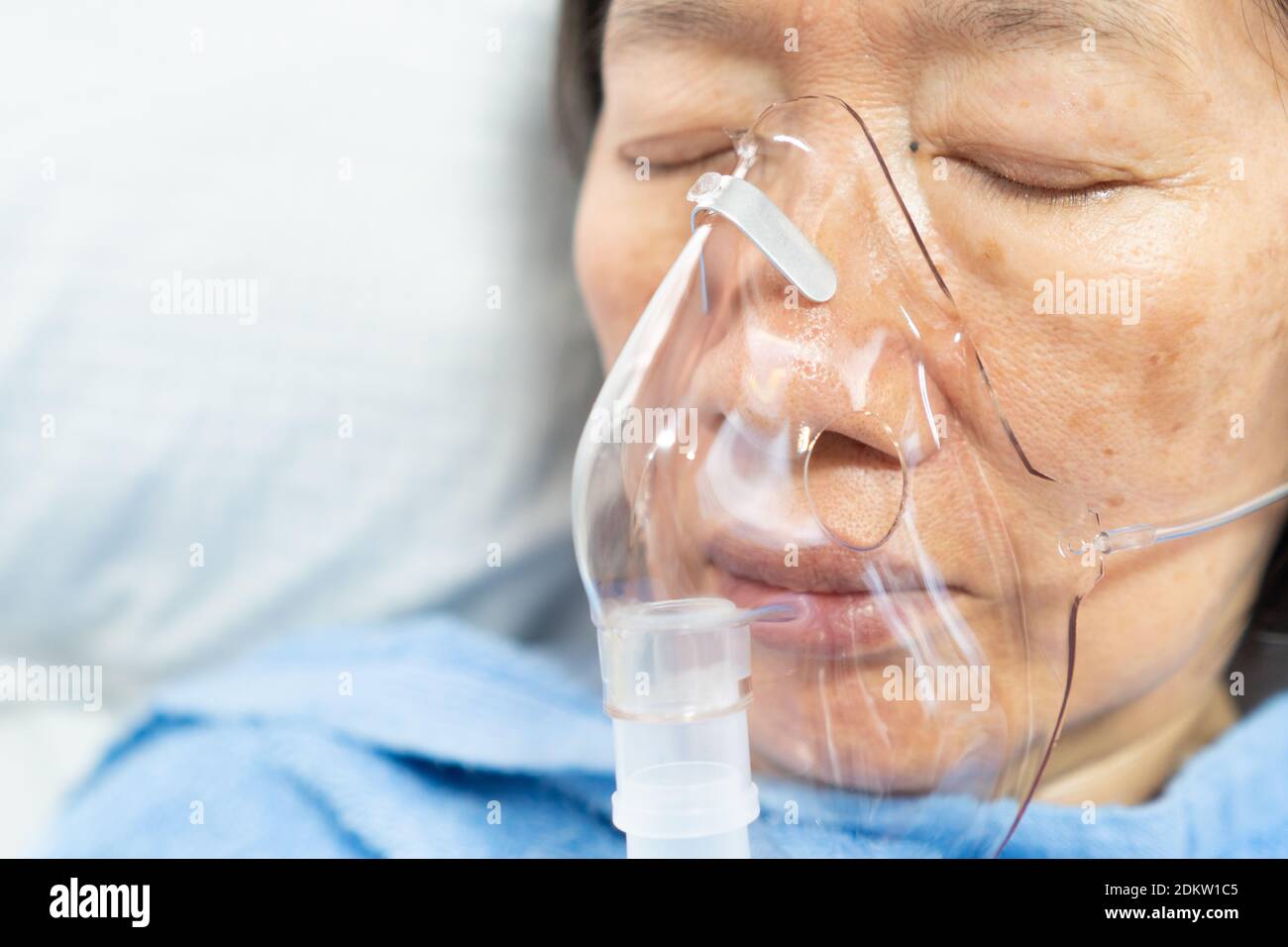 Woman wearing an oxygen mask hi-res stock photography and images - Alamy
