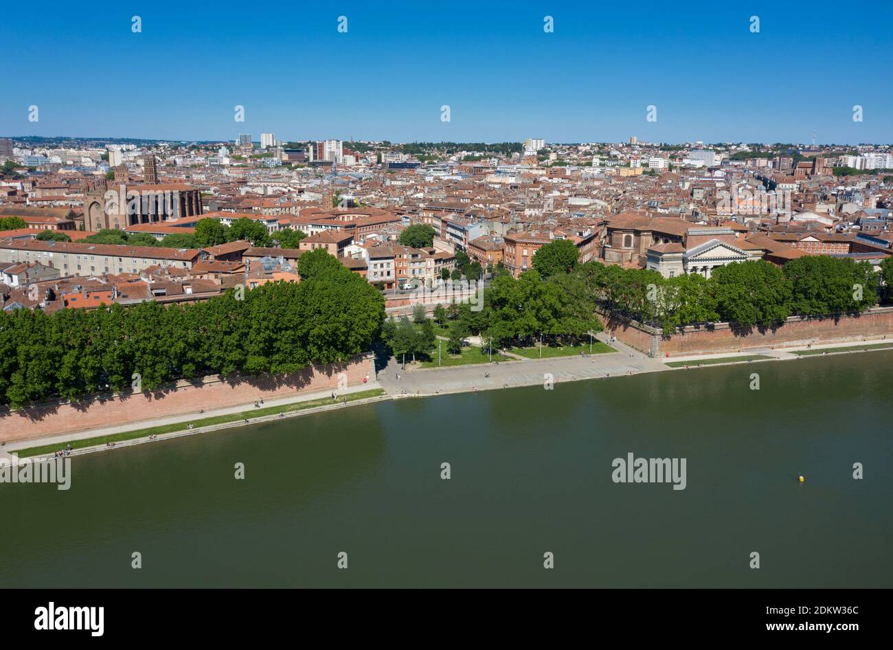 Toulouse (south of France): aerial view of the River Garonne, the quay ...