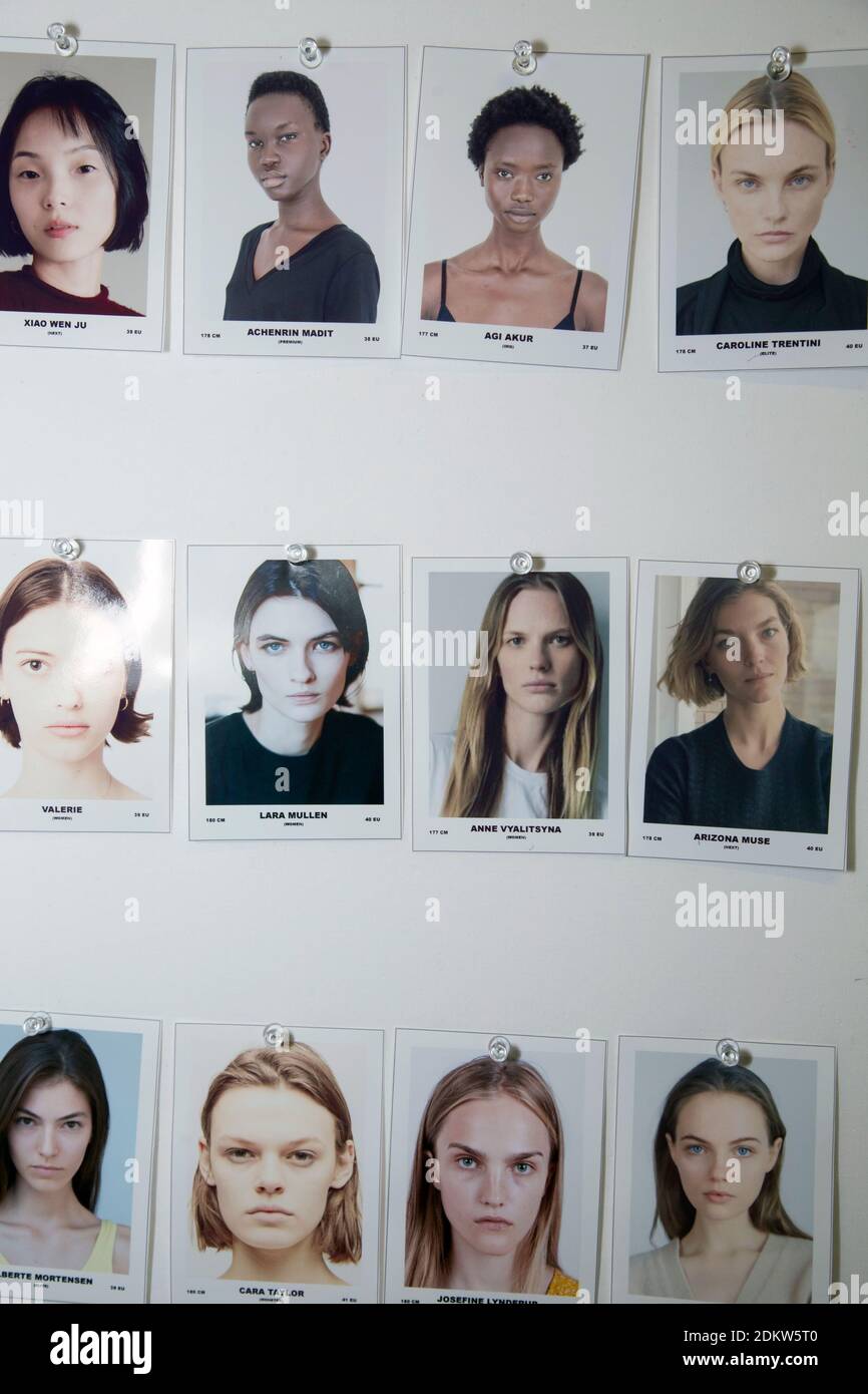 Female runway models hi-res stock photography and images - Alamy