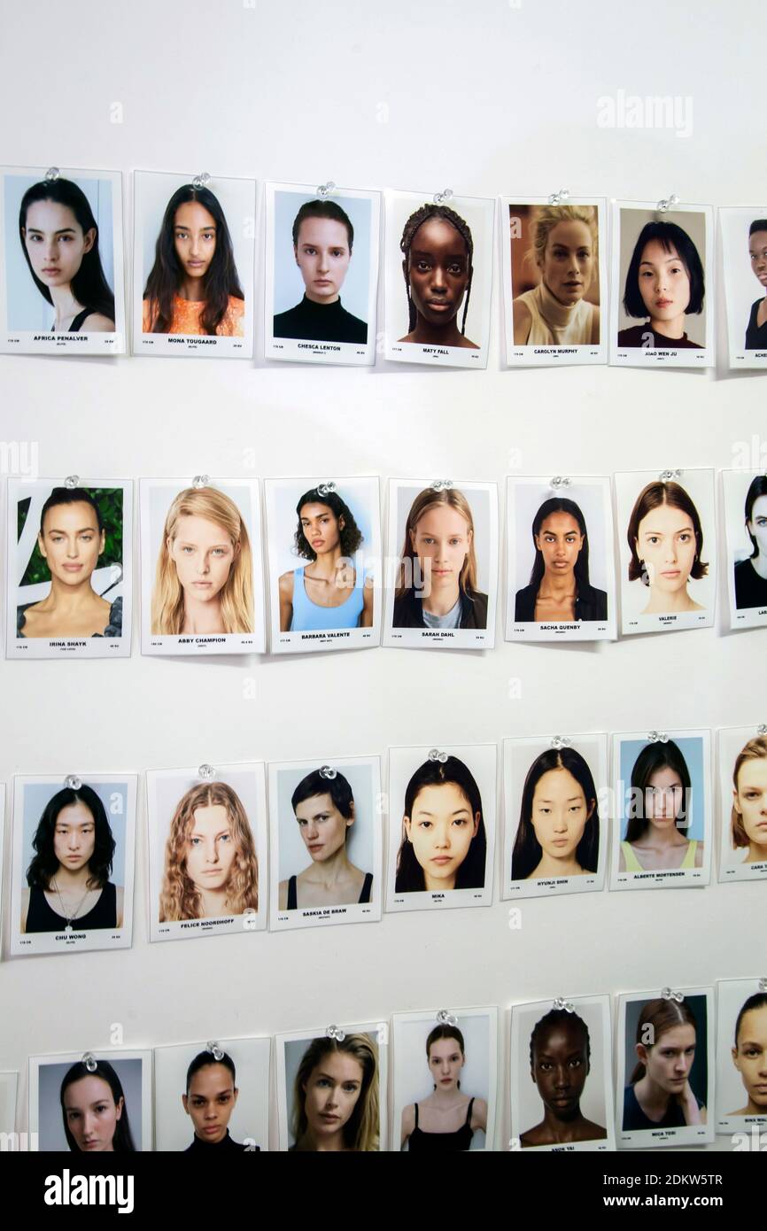 Female runway models hi-res stock photography and images - Alamy