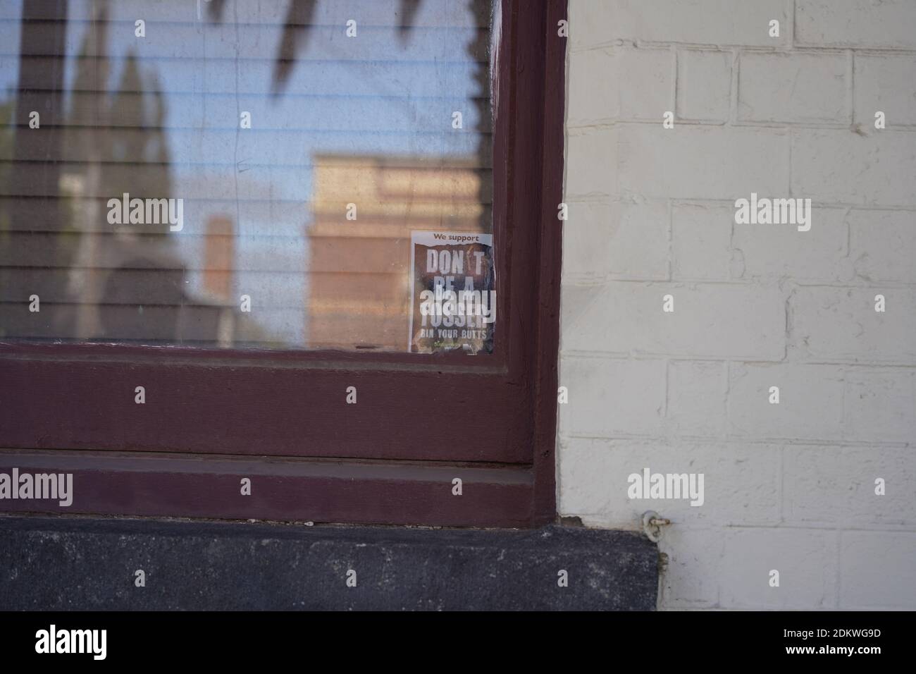 Don't be a tosser litter sign Victoria, Australia Stock Photo - Alamy