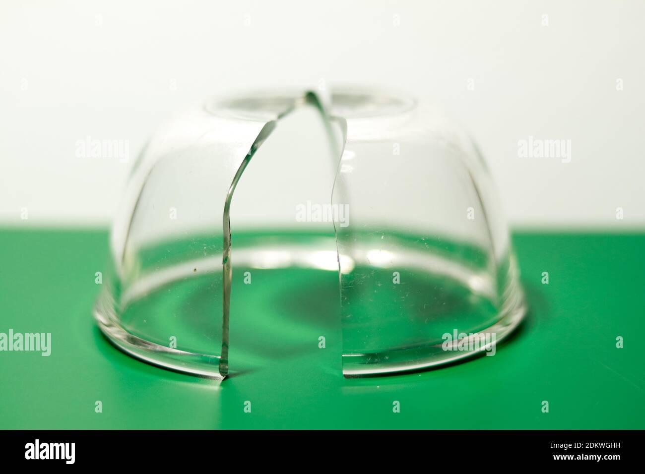 Broken laboratory glassware hi-res stock photography and images - Alamy