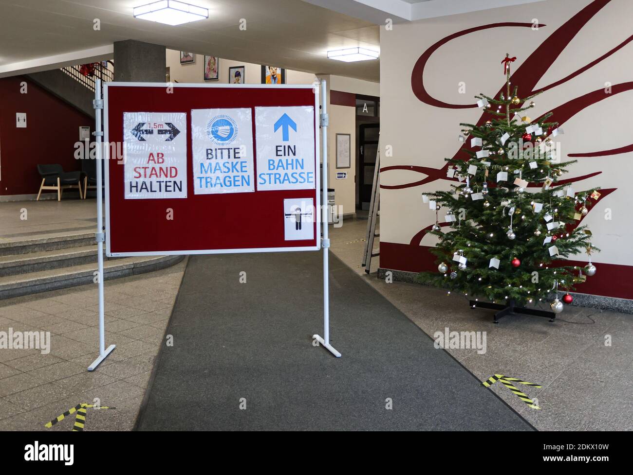 Class separation hi-res stock photography and images - Alamy