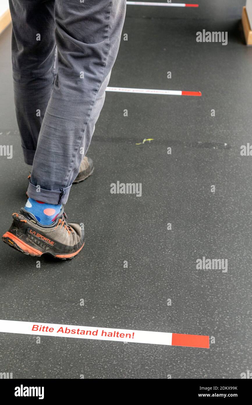 Keep distance - markings in the buildings of the university TU Dortmund ...