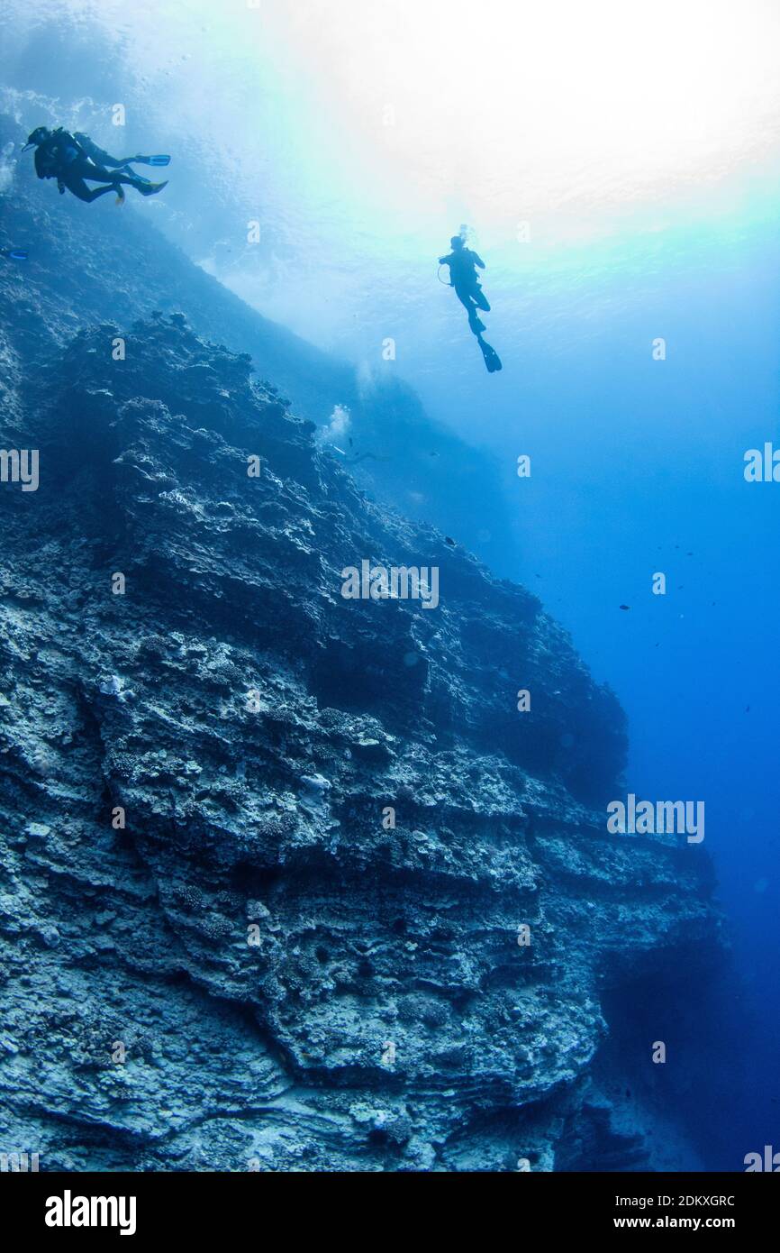 Panoramic view on divers at the back wall of Molokini crater off the ...