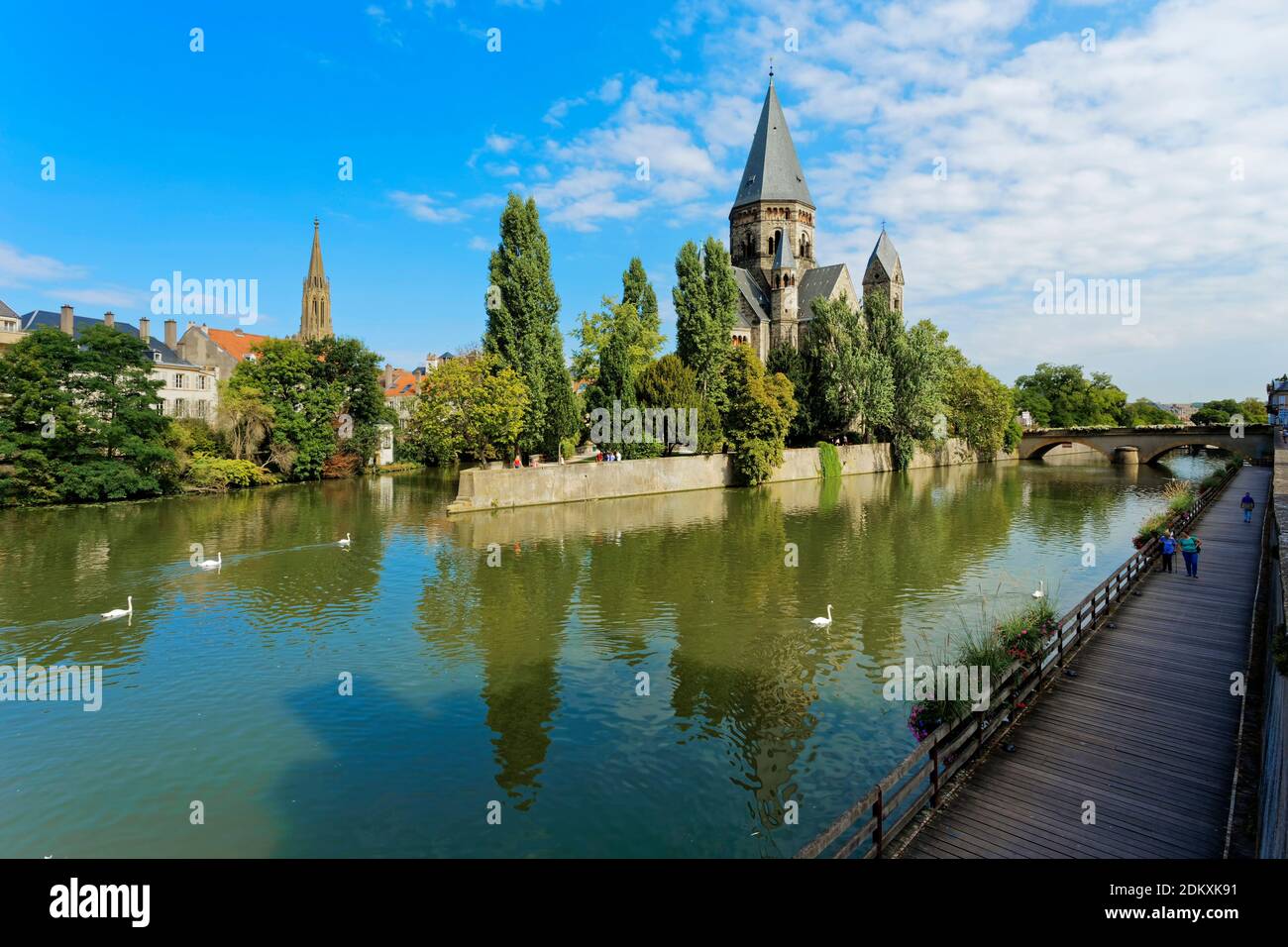River temple hi-res stock photography and images - Alamy