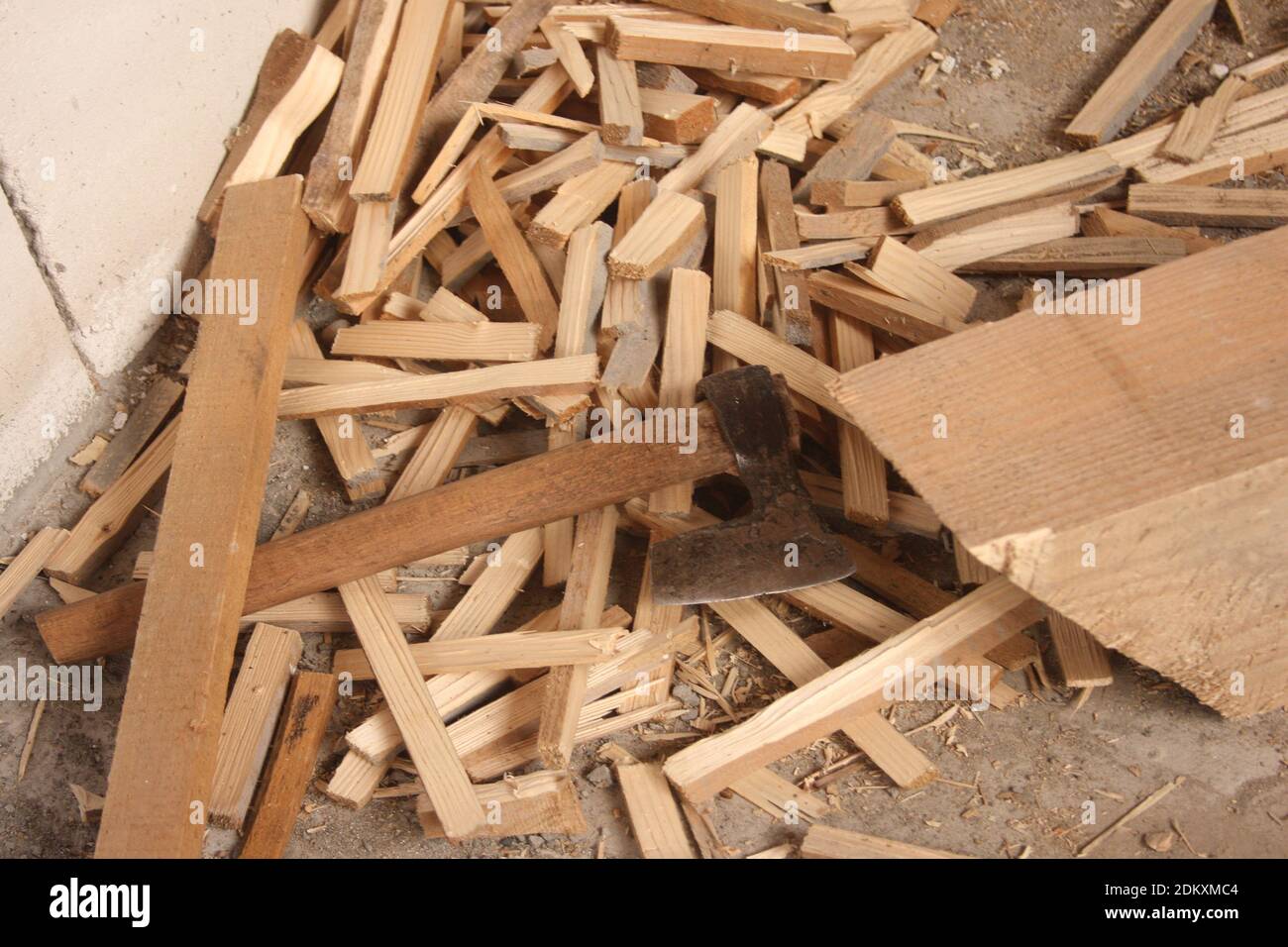 Axe split kindling Stock Photo - Alamy