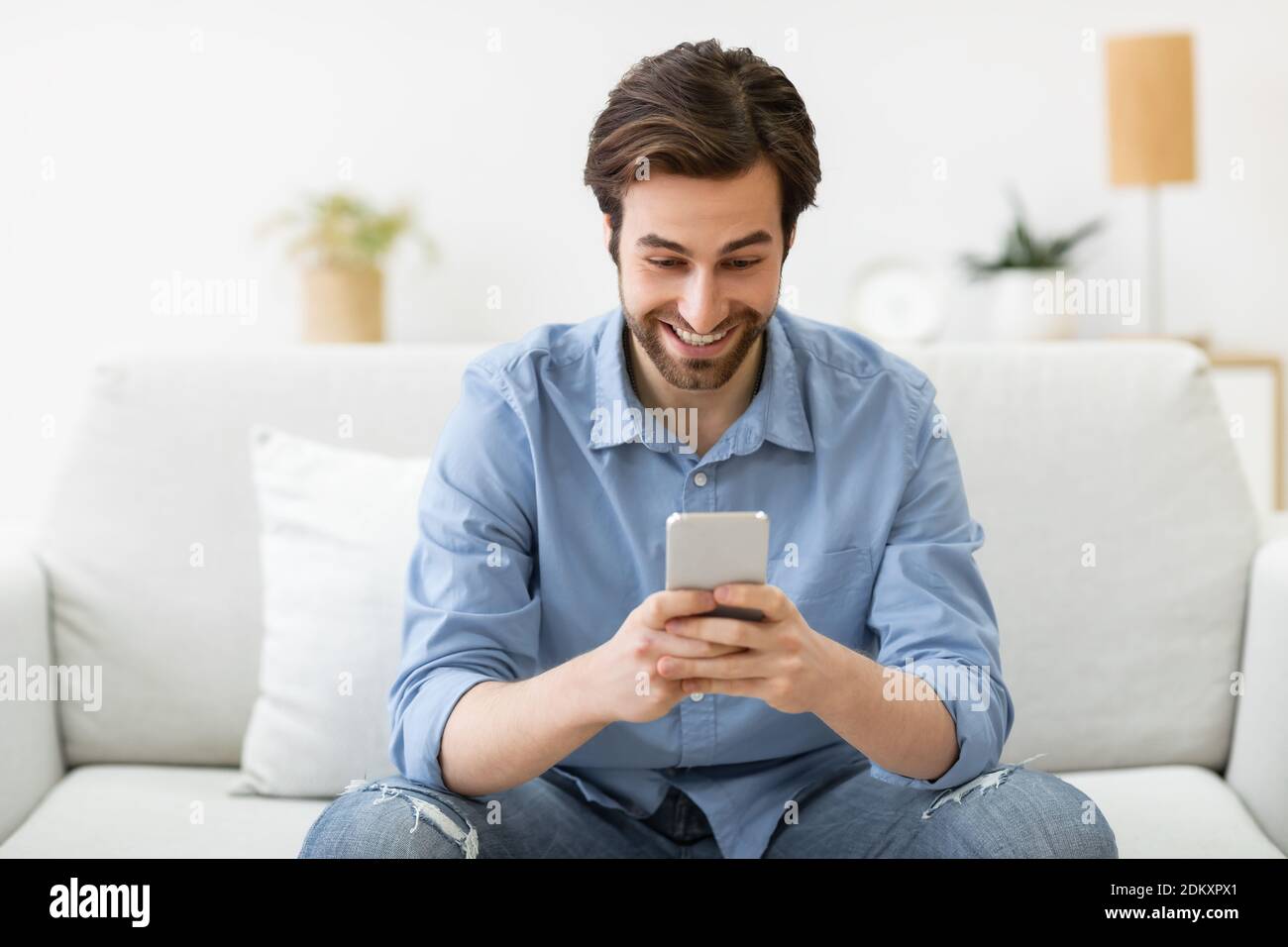 Man sms texting using app hi-res stock photography and images - Alamy