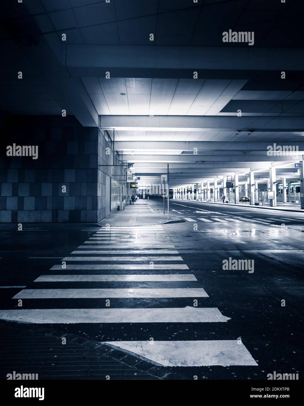 Crossing Ceiling High Resolution Stock Photography and Images - Alamy