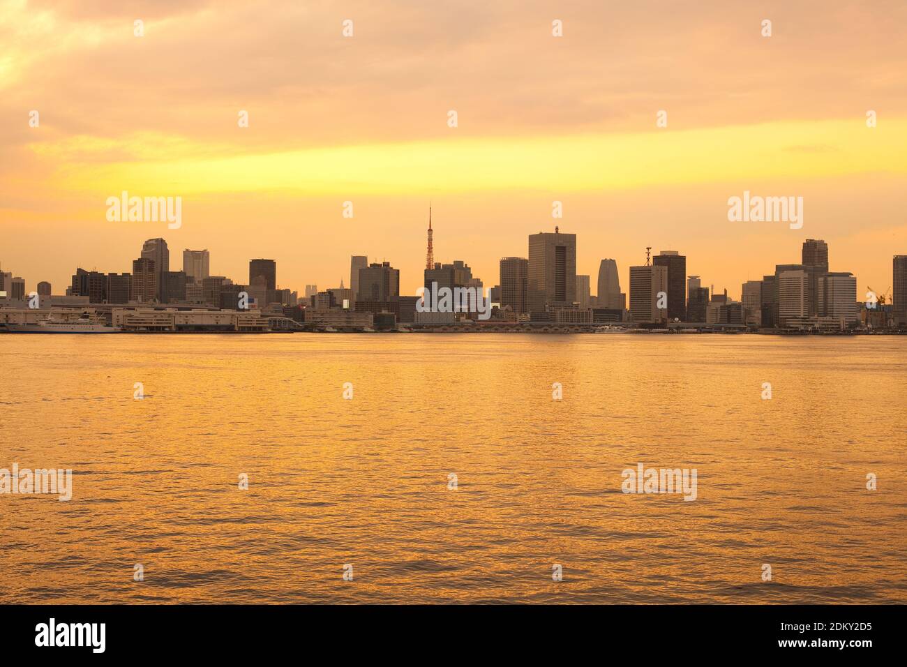 Japan skyline silhouette hi-res stock photography and images - Alamy