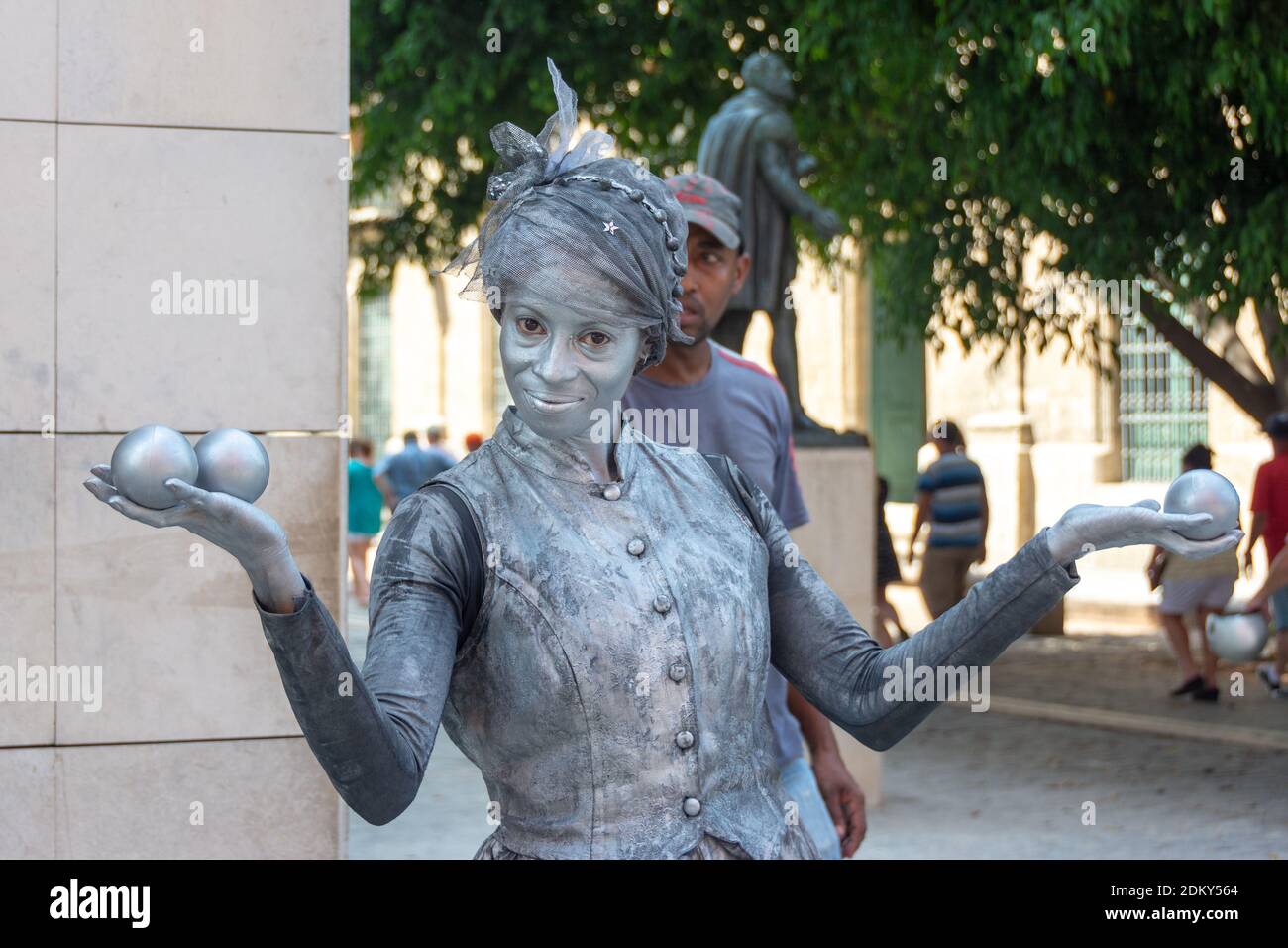 Silver living statue hi-res stock photography and images - Alamy