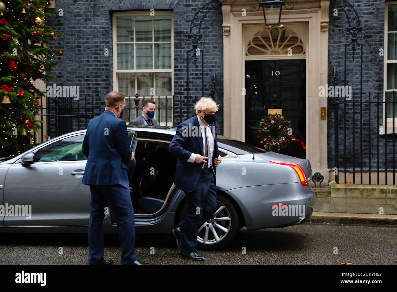 Boris johnson downing street wave hi-res stock photography and images ...