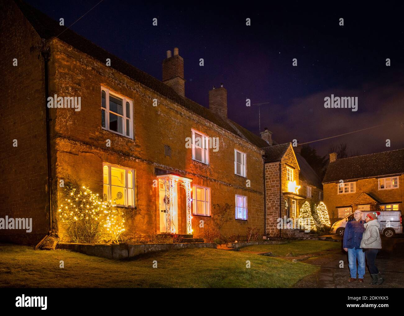 UK, England, Oxfordshire, Banbury, Wroxton, houses around village green ...