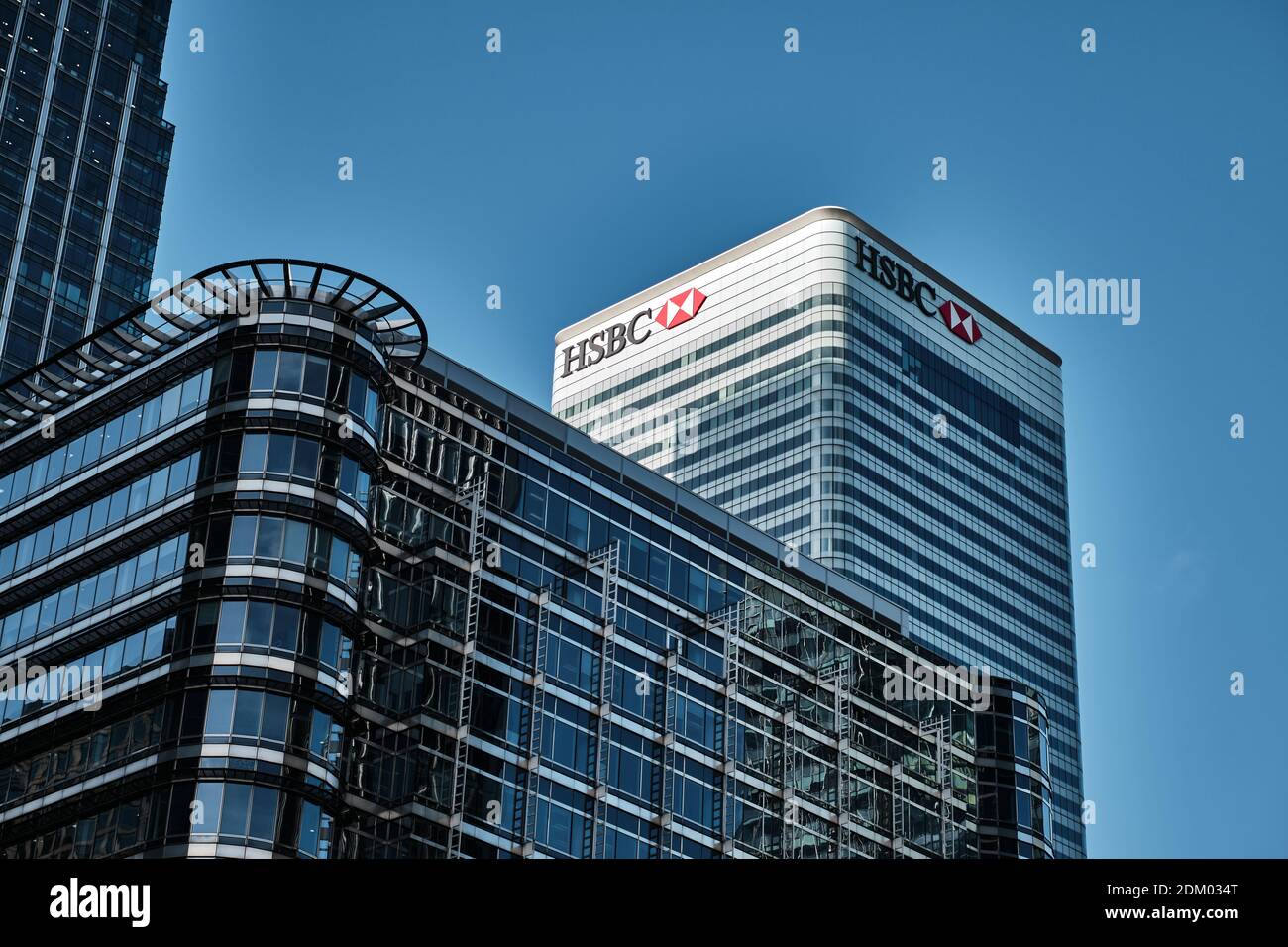 HSBC Tower and logo in sunlight with blue sky, Canary Wharf, London ...