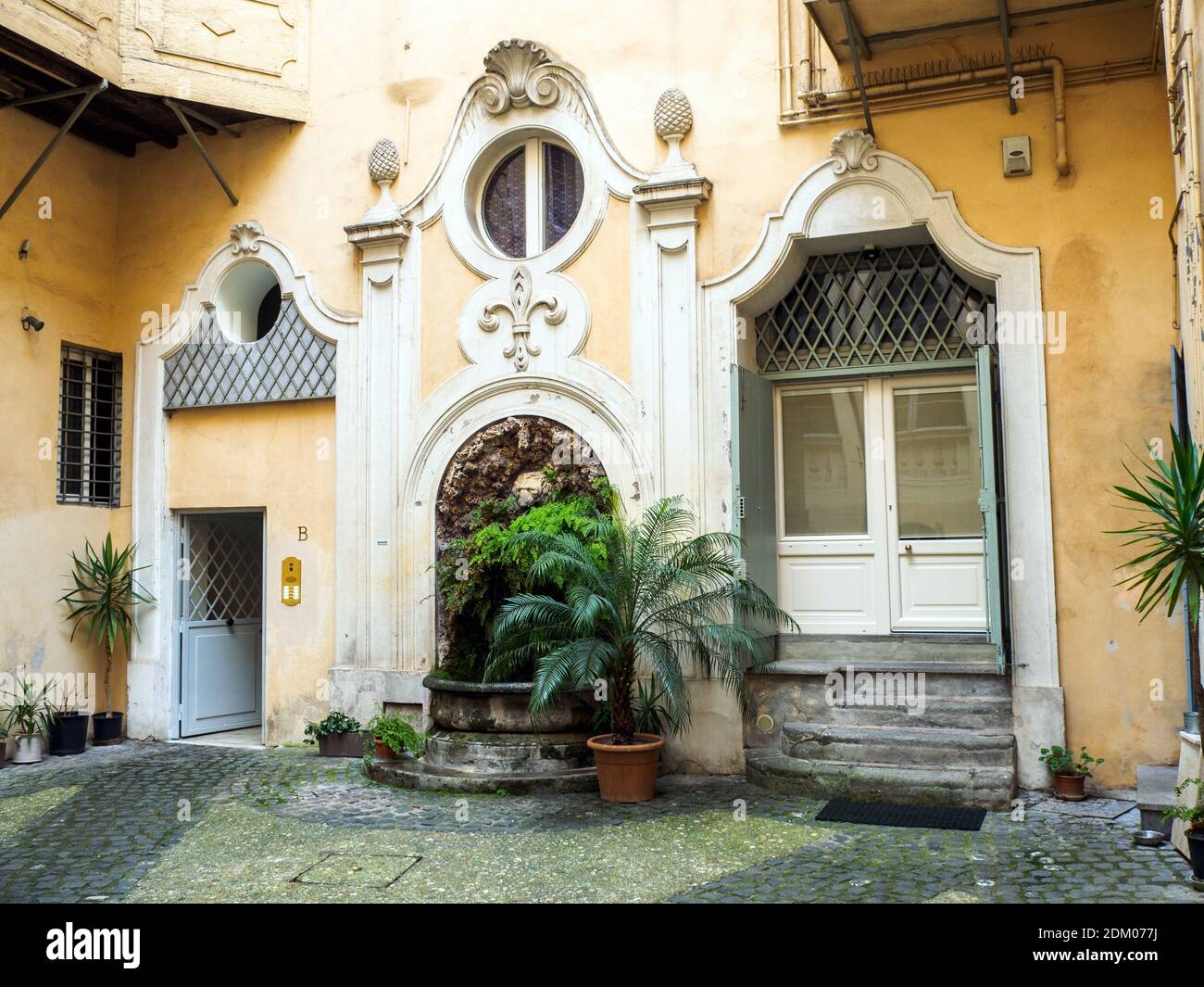 Courtyard of a historic building in rione Regola - Rome, Italy Stock ...
