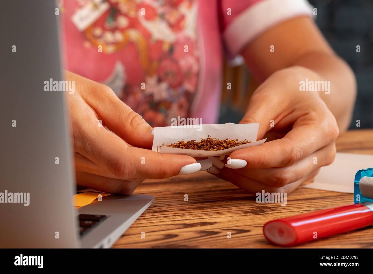 Hand Rolled Cigarette High Resolution Stock Photography and Images - Alamy